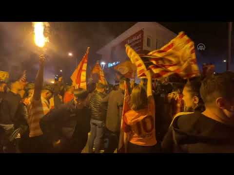 Galatasaraylı taraftarlar şampiyonluğu kutladı
