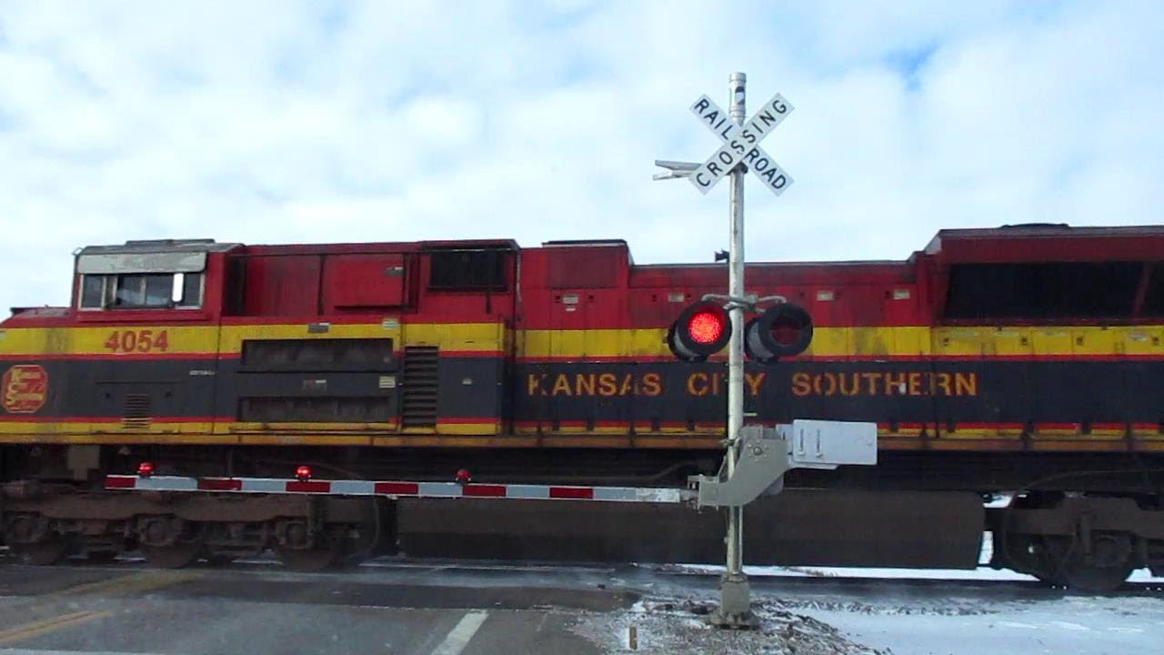 UP 8227 South GSHHMR Clarks Grove MN (12-28-2020) - YouTube