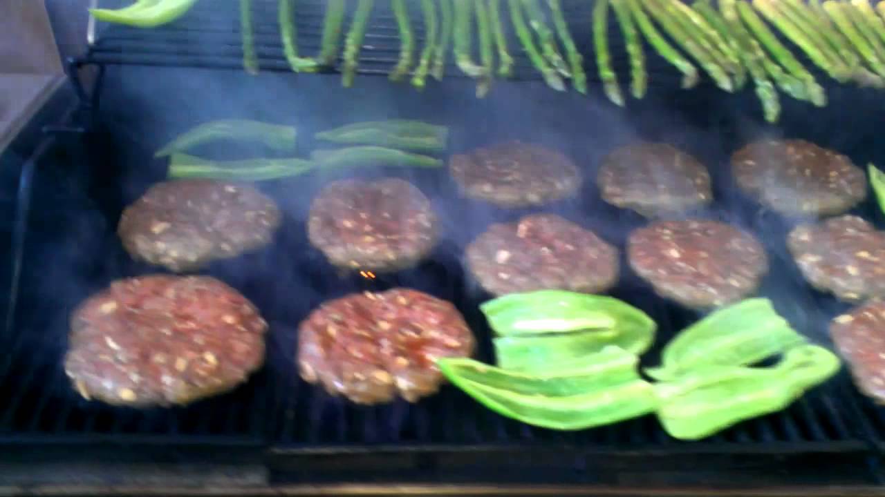 Grilling Angus burgers on Char-Broil Tru infrared - YouTube