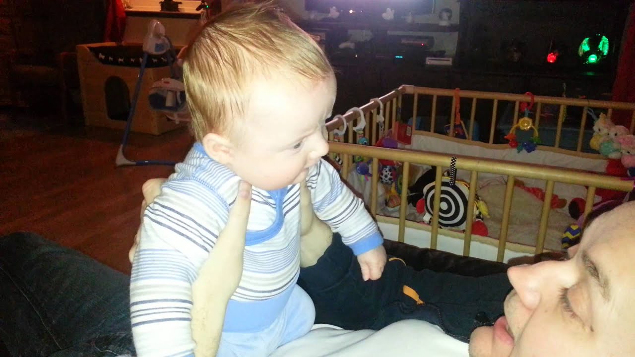 Benjamin prater med pappa - YouTube