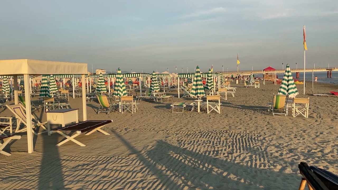 Am Strand in Marina di Pietrasanta - YouTube