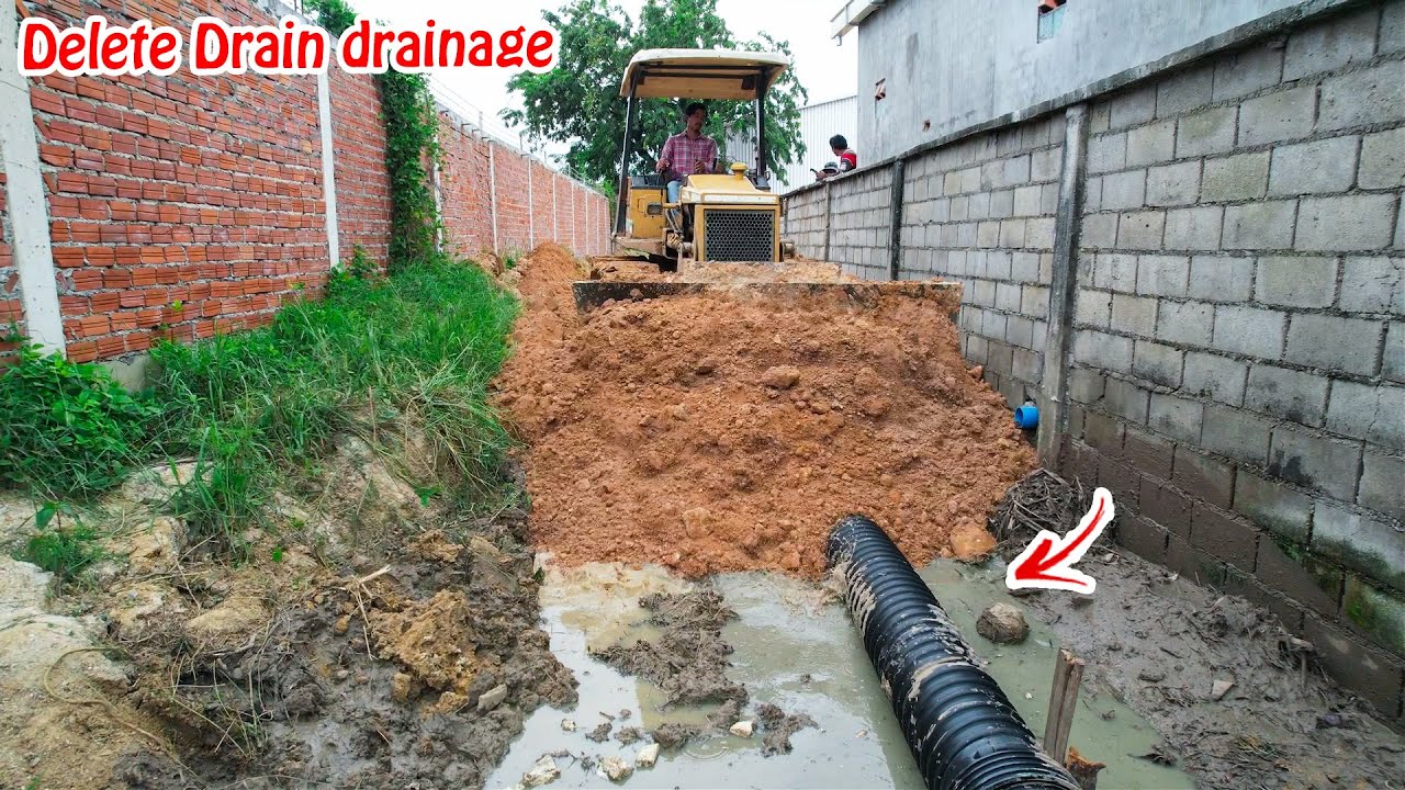 5TON Truck Revolutionizes Canal Cleanup and Drainage Process! - YouTube