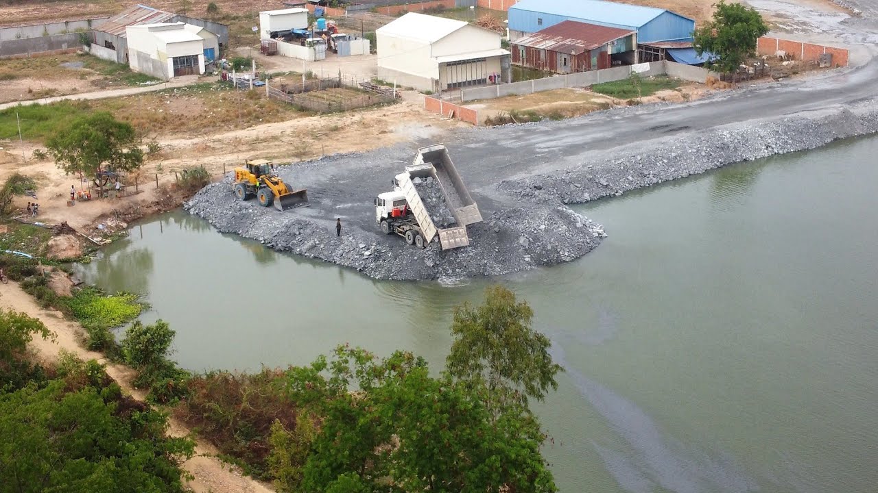 FullProcessing Power machine Wheel Loader working push Rock building ...