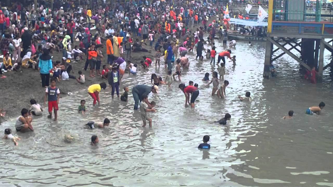 PANTAI RIA KENJERAN SURABAYA ( 1 JANUARI 2014 ) - YouTube