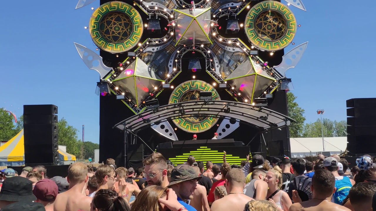 Hard Effectz vs Trespassed @Defqon 1 2019 Yellow Stage - YouTube