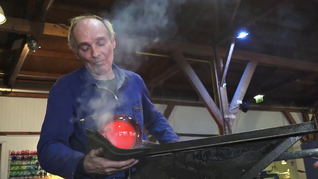 Meesterglasblasblazer Henk Verweij_glasblaastechniek spijkerbol - YouTube