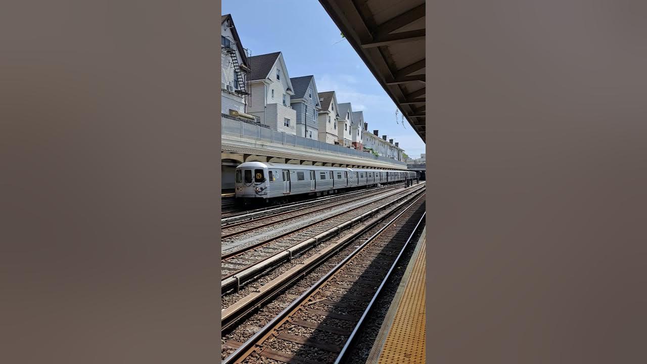 Manhattan Bound R46 N train entering and leaving Kings Highway - YouTube