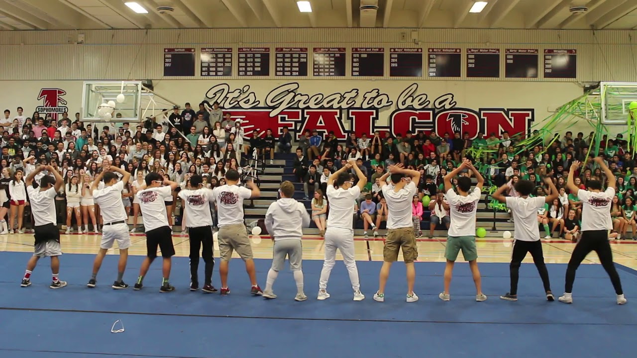 2018 Sophomore Powderpuff Performance - YouTube