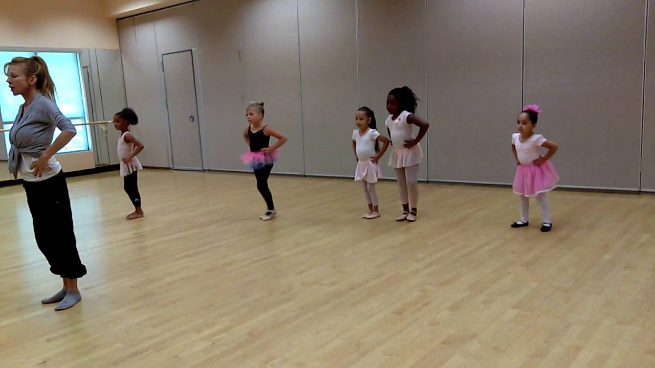 Ella's ballet class showcase - YouTube