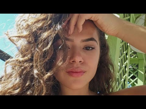 Maisa Silva surge de biquíni e chama atenção em praia paradisíaca