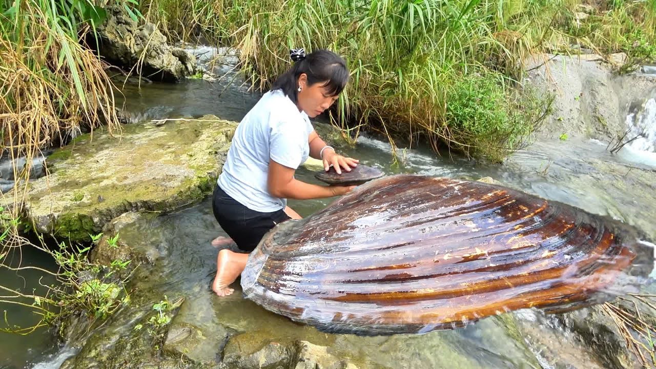 Red beads found in pearl clams that have never been seen before are ...
