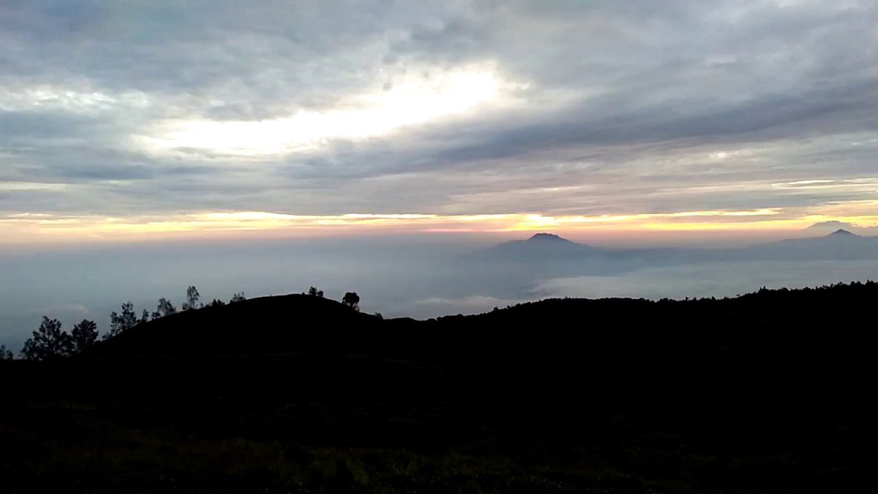 SUN RISE MT.PRAU VIEW SUMBING,SINDORO,MERAPI MERBABU. - YouTube
