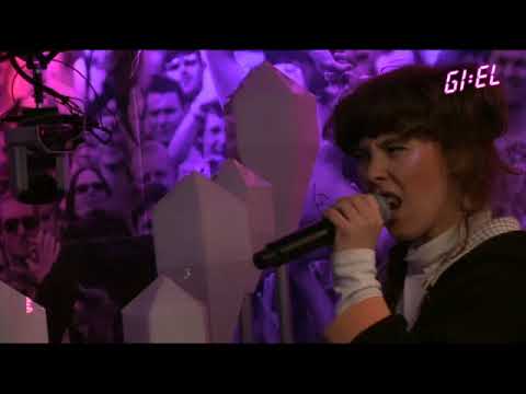 Purity Ring - bodyache (live) - YouTube
