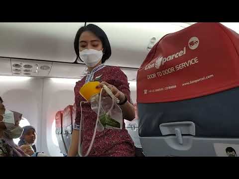 Merekam pramugari peraga alat keselamatan penumpang