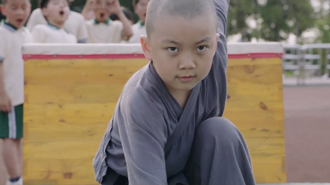 الطفل ده عنده قدرات قتالية غير عادية، وبيحاول انه يوقف عصابة خطيرة ...