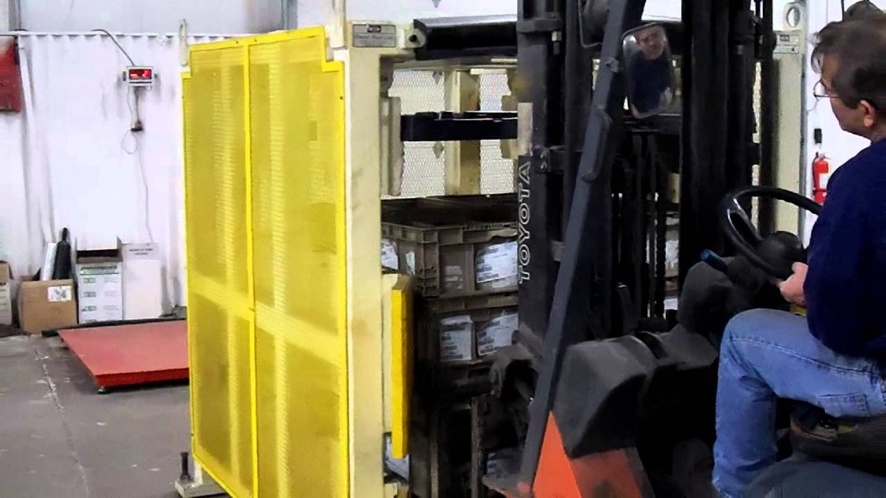 Delidder Putting Container Lid On - YouTube