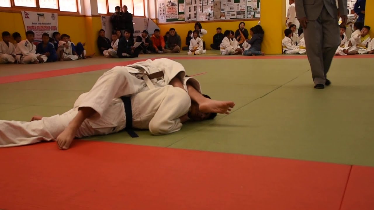 Lhendup Dorji v Bikash Tamang - YouTube