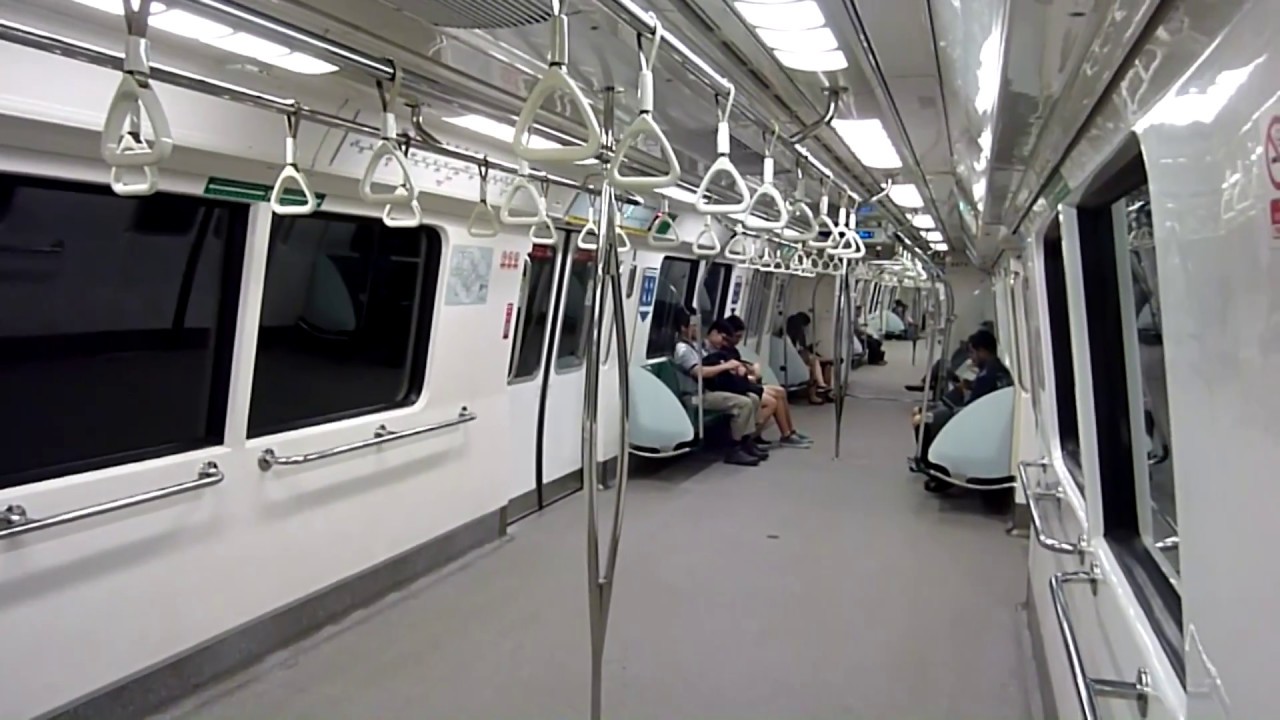 驚愕の広さを誇るシンガポールの地下鉄「MRT」車内 Inside of Singapore MRT is very wide - YouTube
