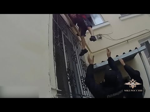 Полицейские Екатеринбурга спасли жителей горящего дома
