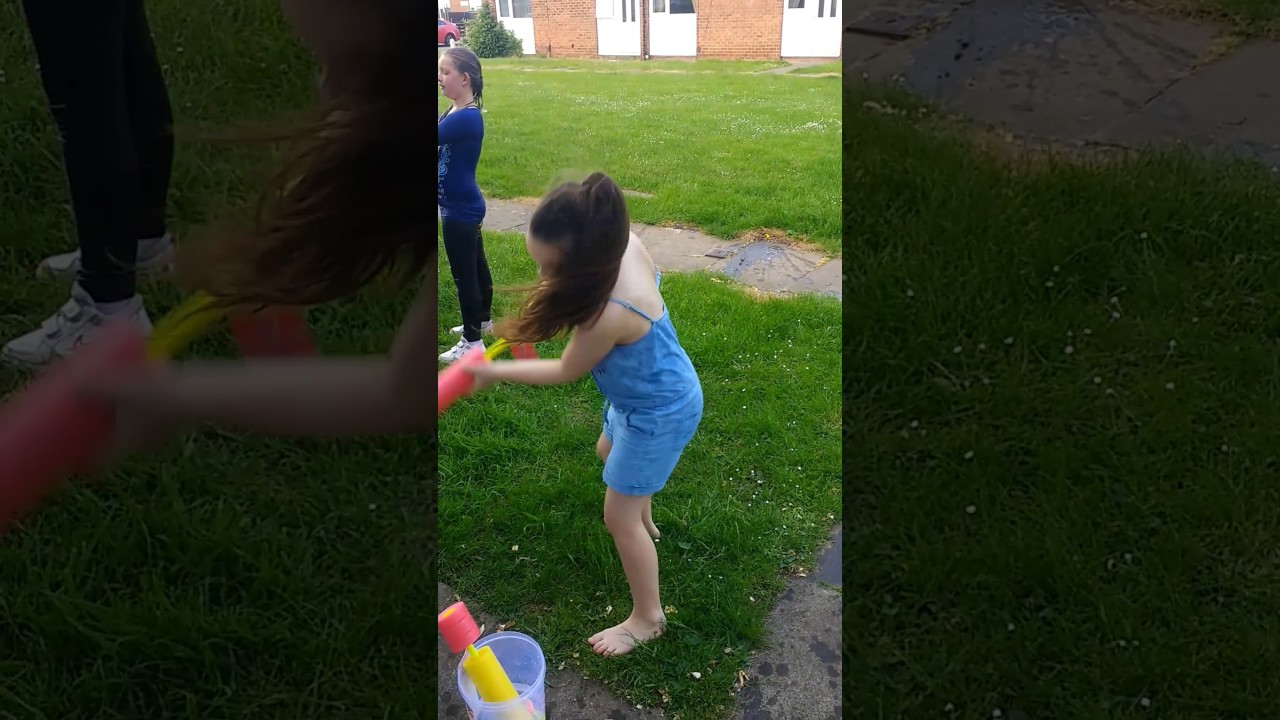 Kids having a water fight 😀 - YouTube
