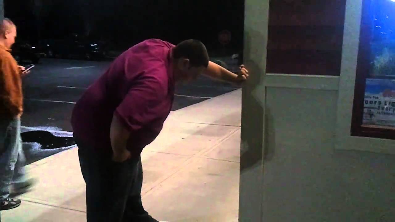fat guy puking - YouTube