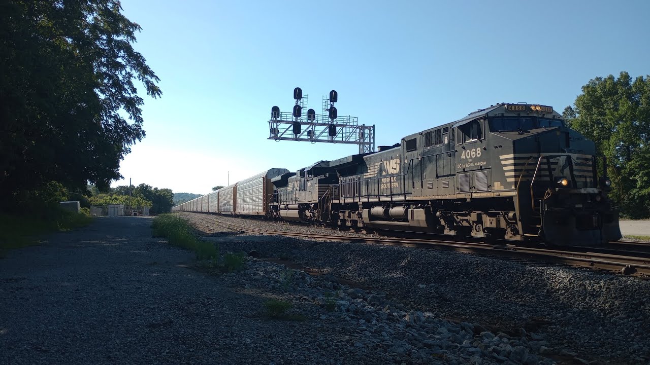 NS 4068 leads 188 Northbound - YouTube