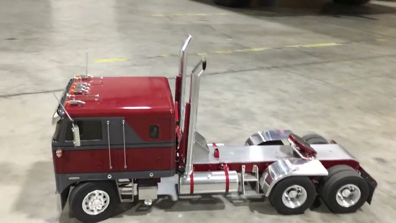 12v92 Detroit in 1/14 scale RC Semi - YouTube