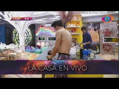 #GH 2016 03/08 - Yasmila y Pato cantando y bailando en la ducha Gran Hermano 2016