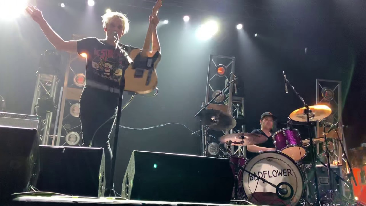 Badflower - Live from Boston 3/12/2019 - Animal - YouTube