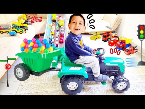 Oyuncak arabalar kamyon ambulans polis kepçe forklift çocuklar için kutu açılımı videosu