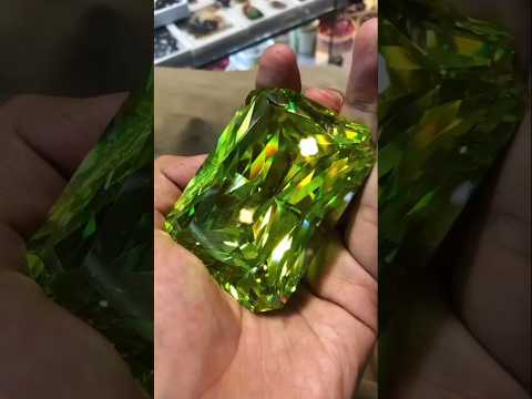 Peridot vs Emerald #preciousstones #diamond #jewelry#naturelovers #viral #facts #nature#beautiful