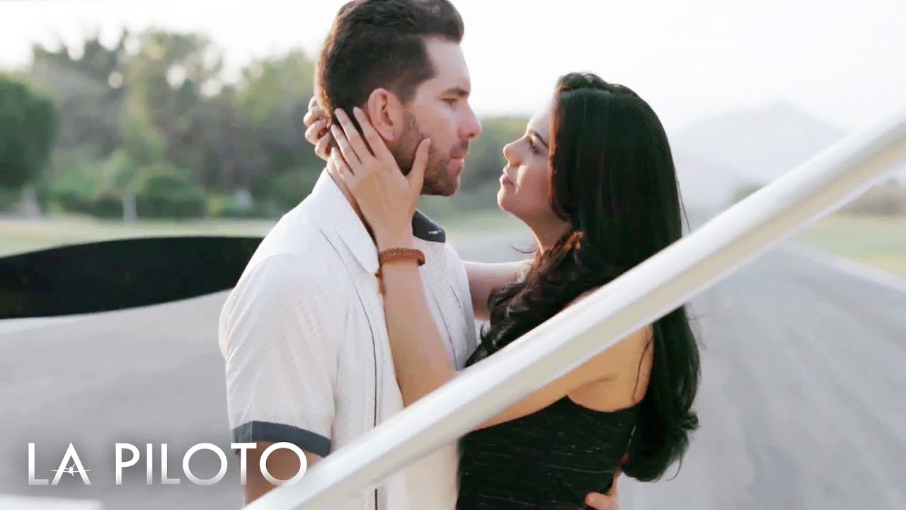 La Piloto | John teme que Yolanda sea una infiltrada de la DEA - YouTube