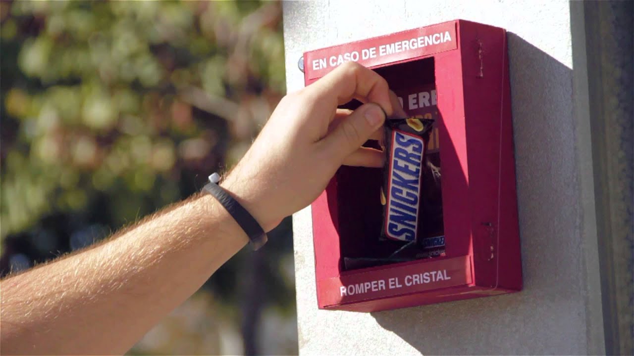 Street Marketing Snickers. "No eres tú cuando tienes hambre" - YouTube