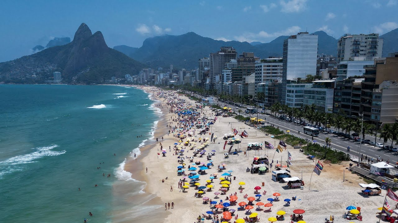 'Worse and worse' Brazilians in Rio react to spring heatwave - YouTube