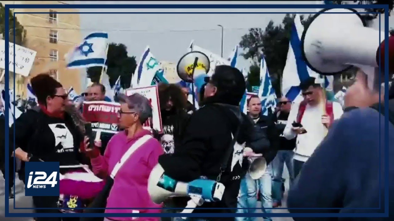 Israelis protest en masse amid judicial reform proposals - YouTube
