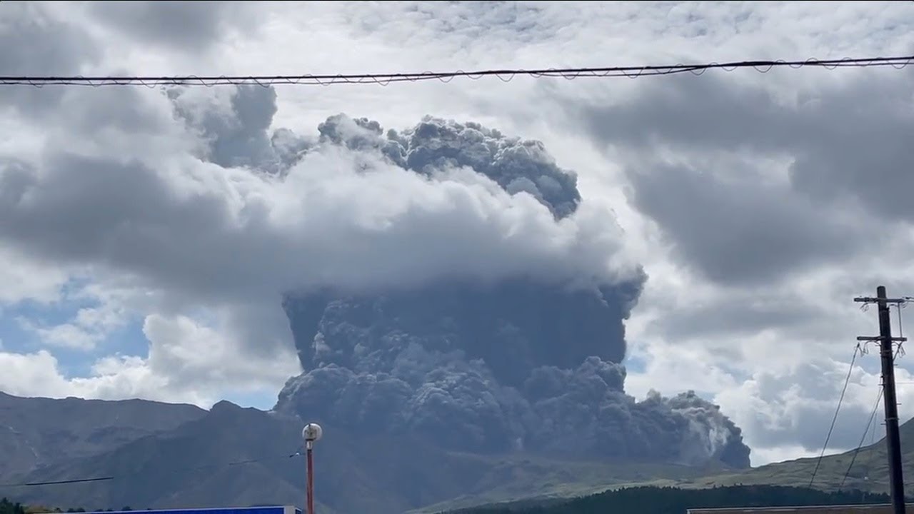 Volcán Monte Aso entra en erupción en Japón - YouTube