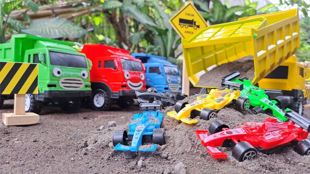 Menemukan Mainan Mobil Balap Formula 1 Warna-Warni Dan Membersihkan ...