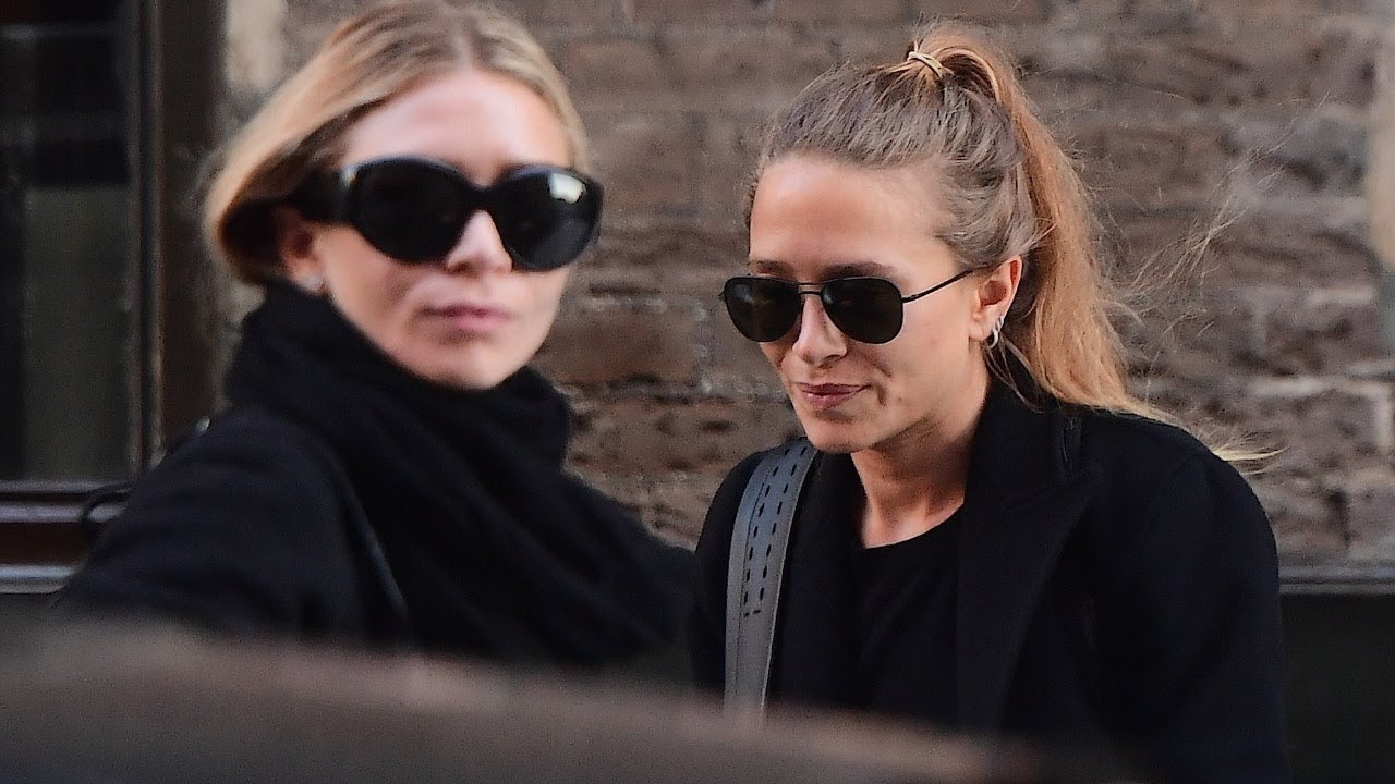 25/01/2017 - Mary-Kate & Ashley Olsen flash a smile as they leave their ...