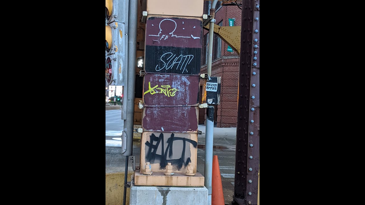 Downtown Chicago Graffiti and TAGS - YouTube