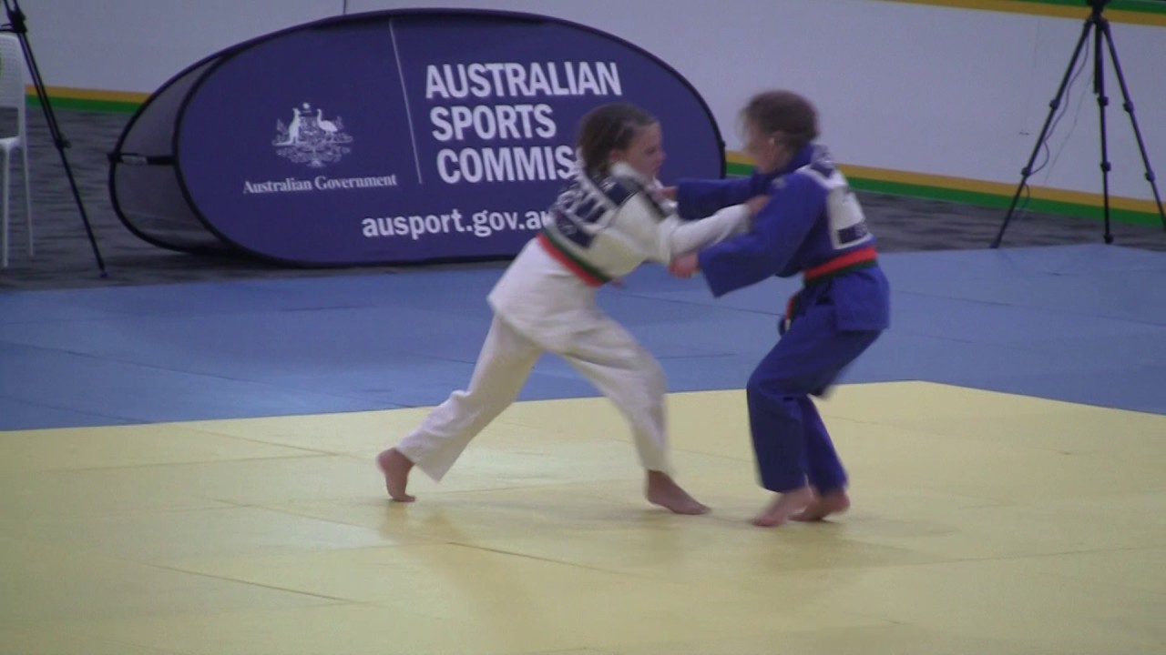 Callie Bannister 1st Fight vs L Maddox 2017 Nationals - YouTube