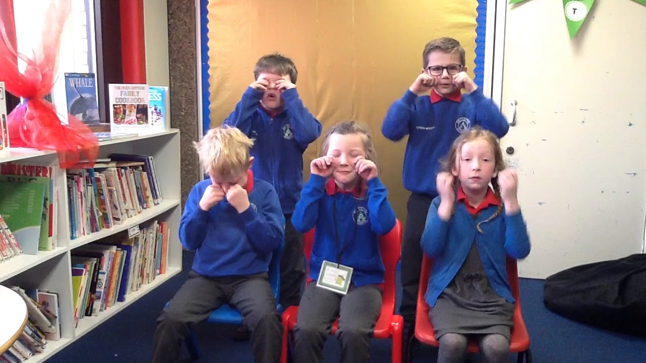 Pupils from Year 2 sing "Mr Hapus" - YouTube