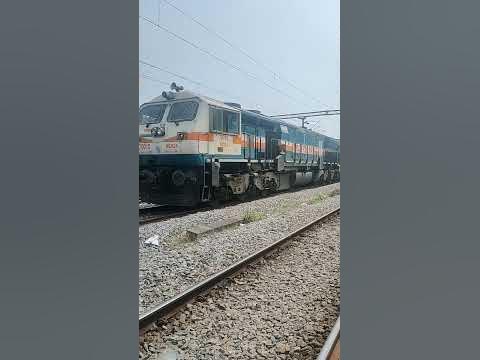 Pune WDG4 twins with coal goods train arrives at Surathkal railway station - YouTube