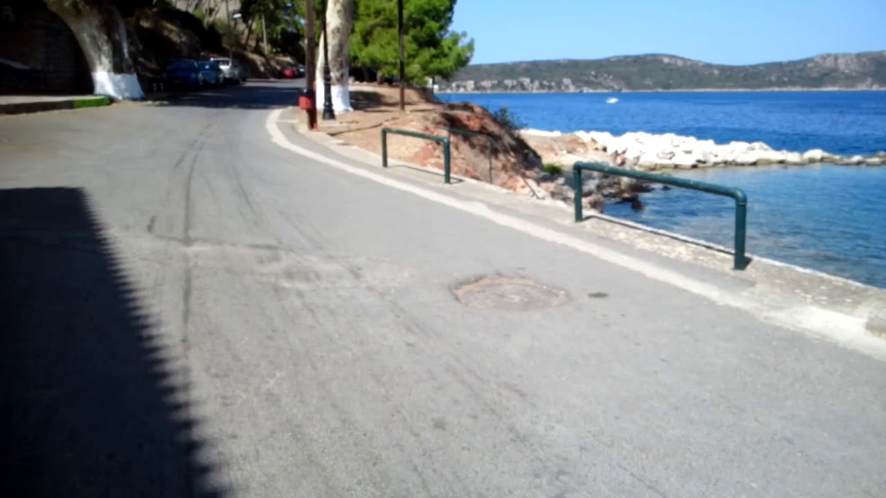 Περπατώντας στο δρόμο που οδηγεί στο κάστρο και στο ξενοδοχείο Κάραλη ...