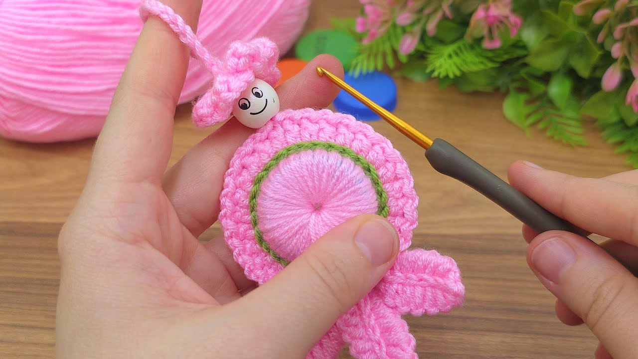I made a cute crochet keychain with a plastic water bottle cap, let's ...