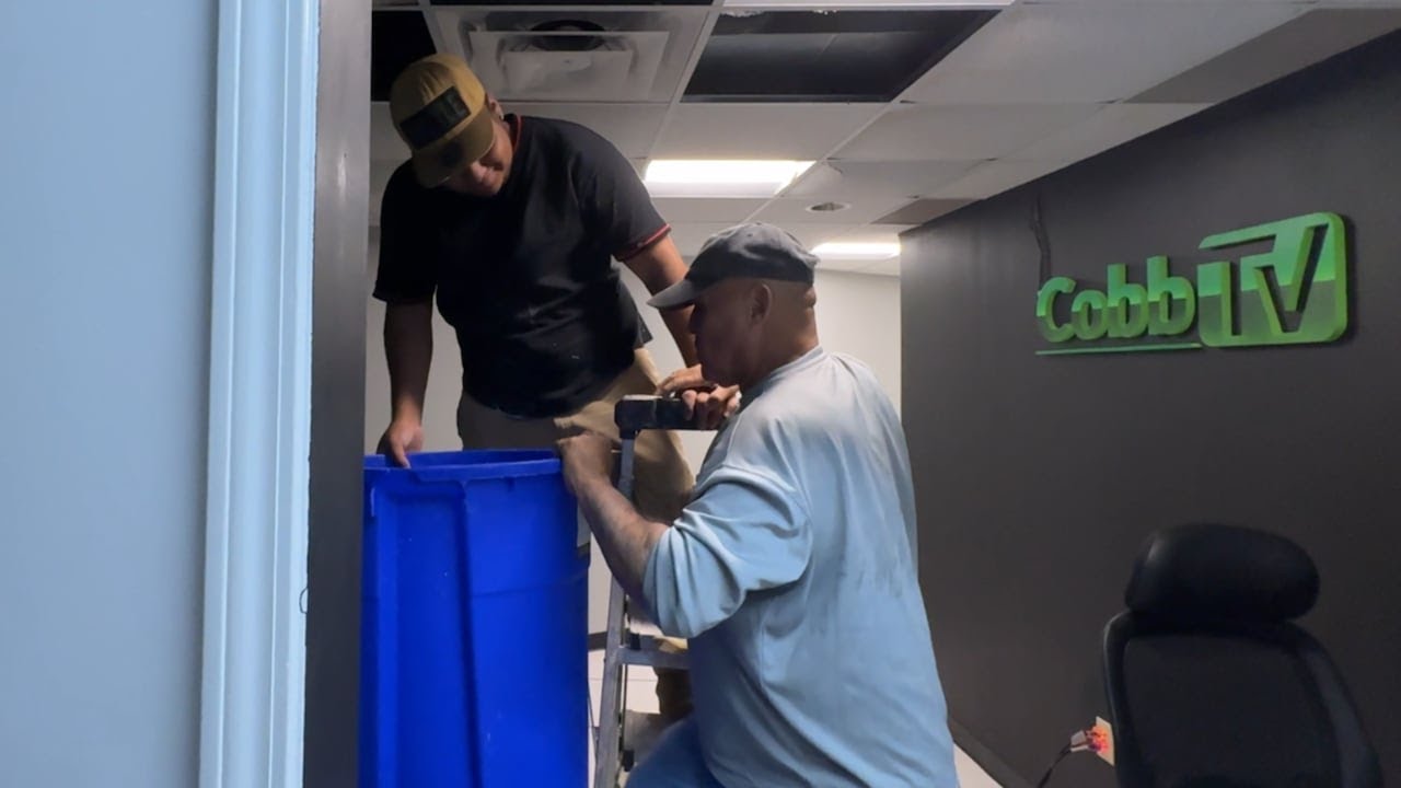 Busted pipe floods Cobb government building - YouTube