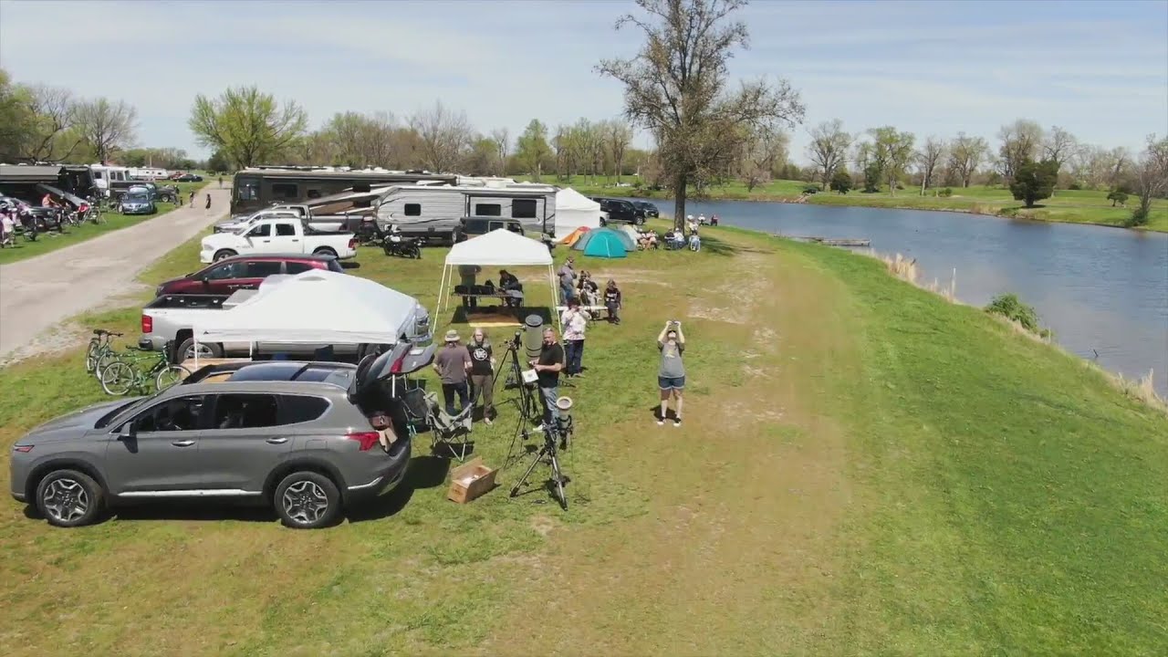 Hundreds travel to Duquoin, IL, to watch the eclipse - YouTube