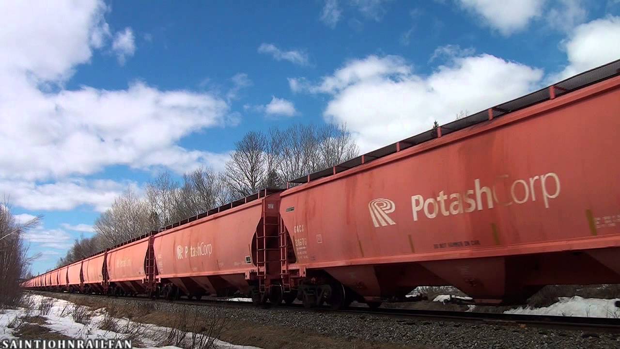 CN 8928 East, Empty Potash Train 04-18-2015 - YouTube