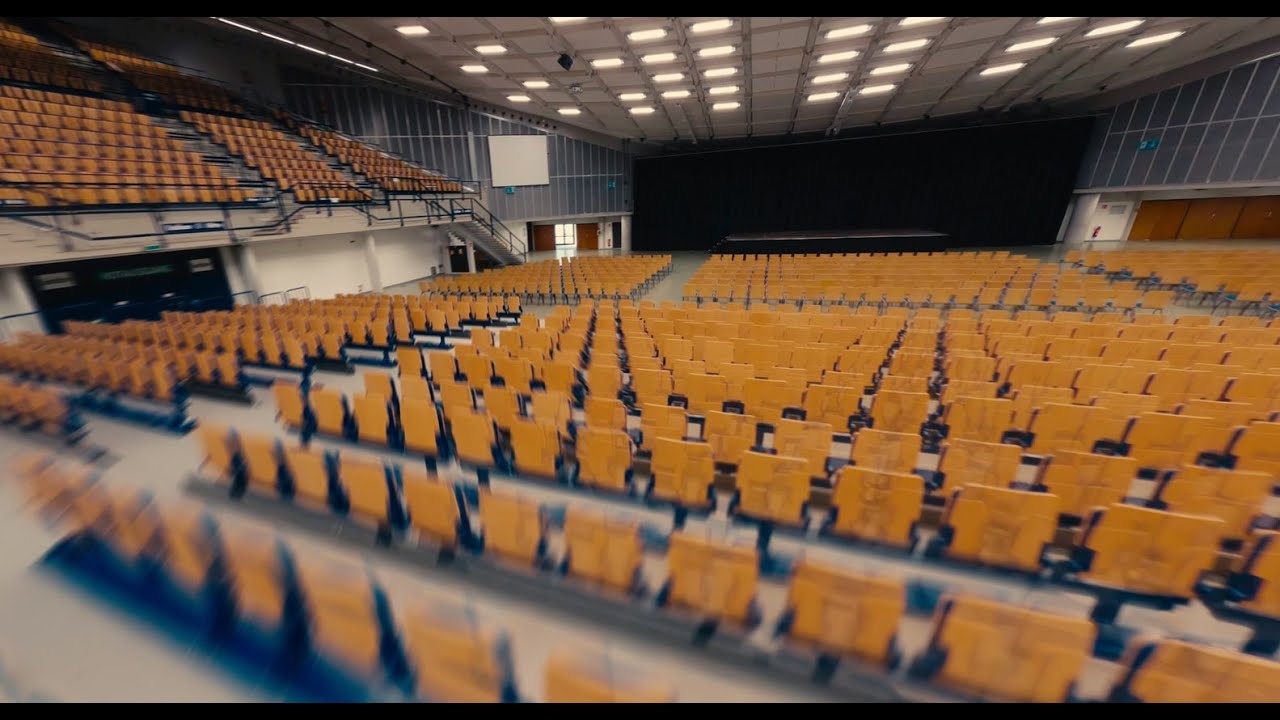 Drohnenflug durch die Friedrich-Ebert-Halle - YouTube