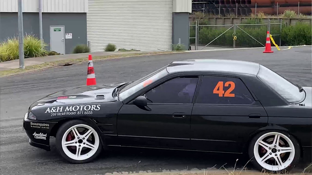 Nissan Skyline VH41 V8 @ De Havilland Sreeet Sprints - YouTube
