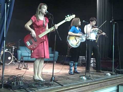 2. "Un Porte d'en arriere" ( The Back Door ) L'Angelus Family Band ...